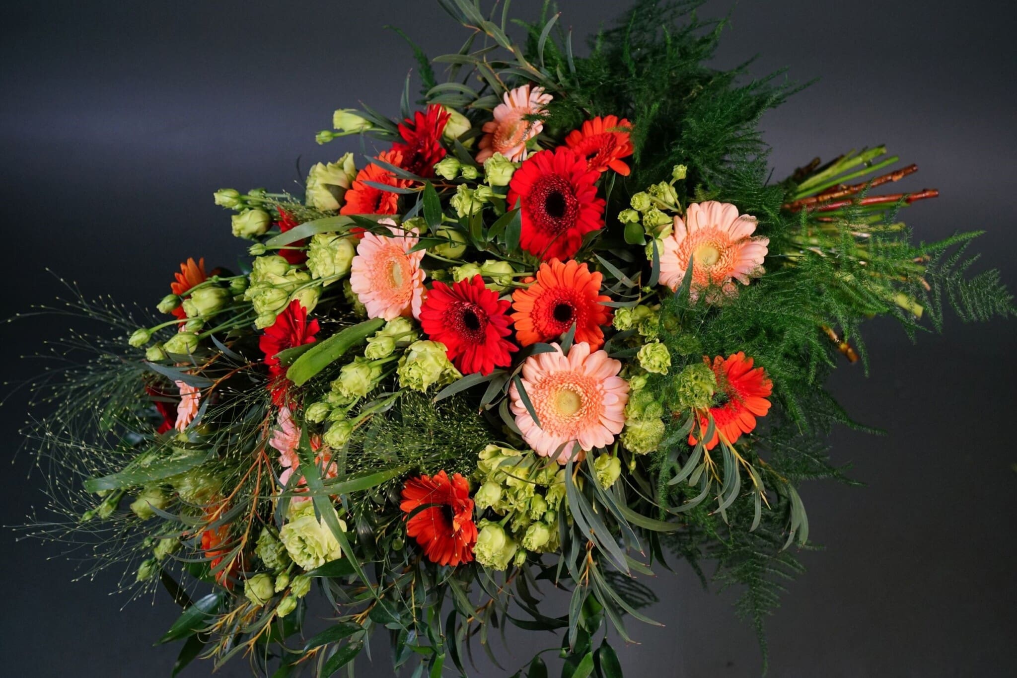 Rouwboeket uit Gerbera's. Eenvoudig rouwboeket uit gemengde bloemen.