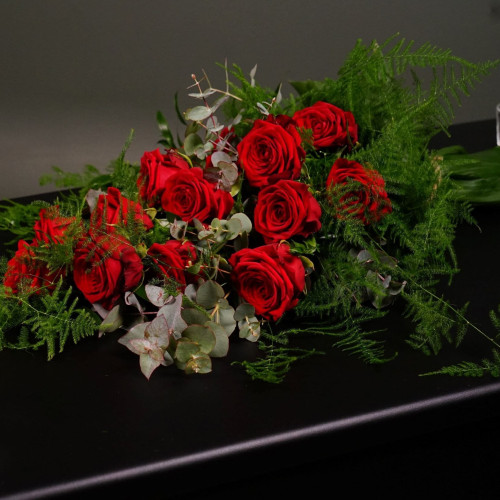Rouwboeket uit rode rozen