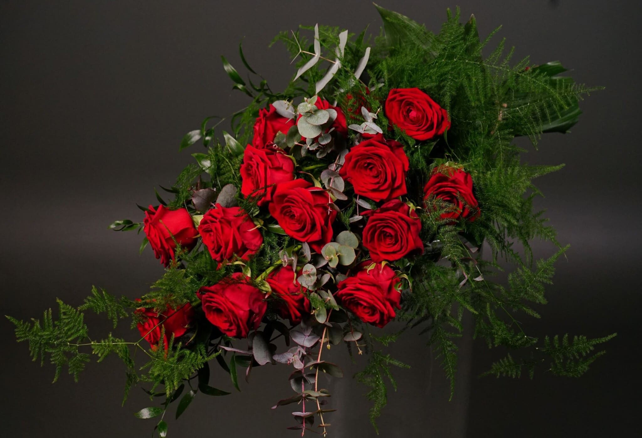 Rouwboeket uit rode rozen