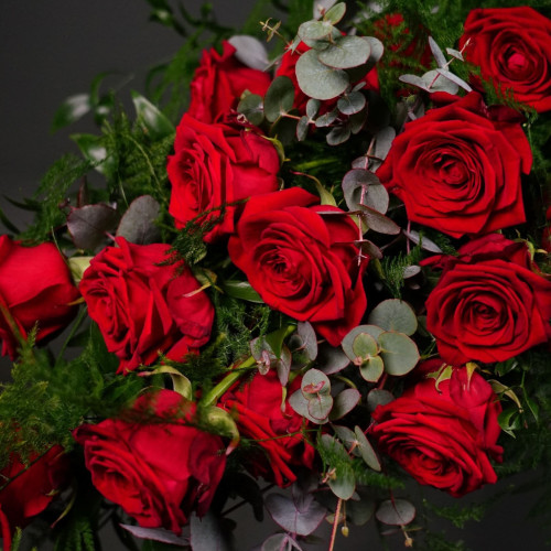 Rouwboeket uit rode rozen