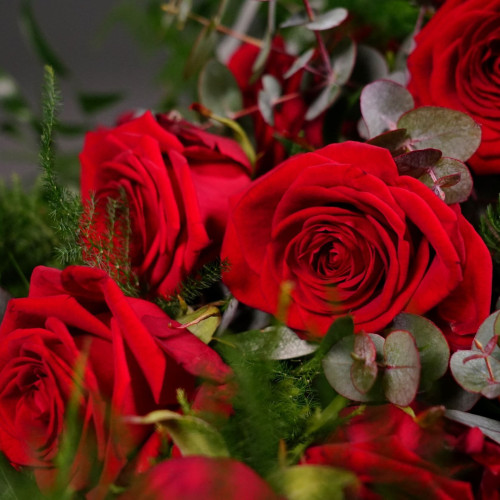 Rouwboeket uit rode rozen