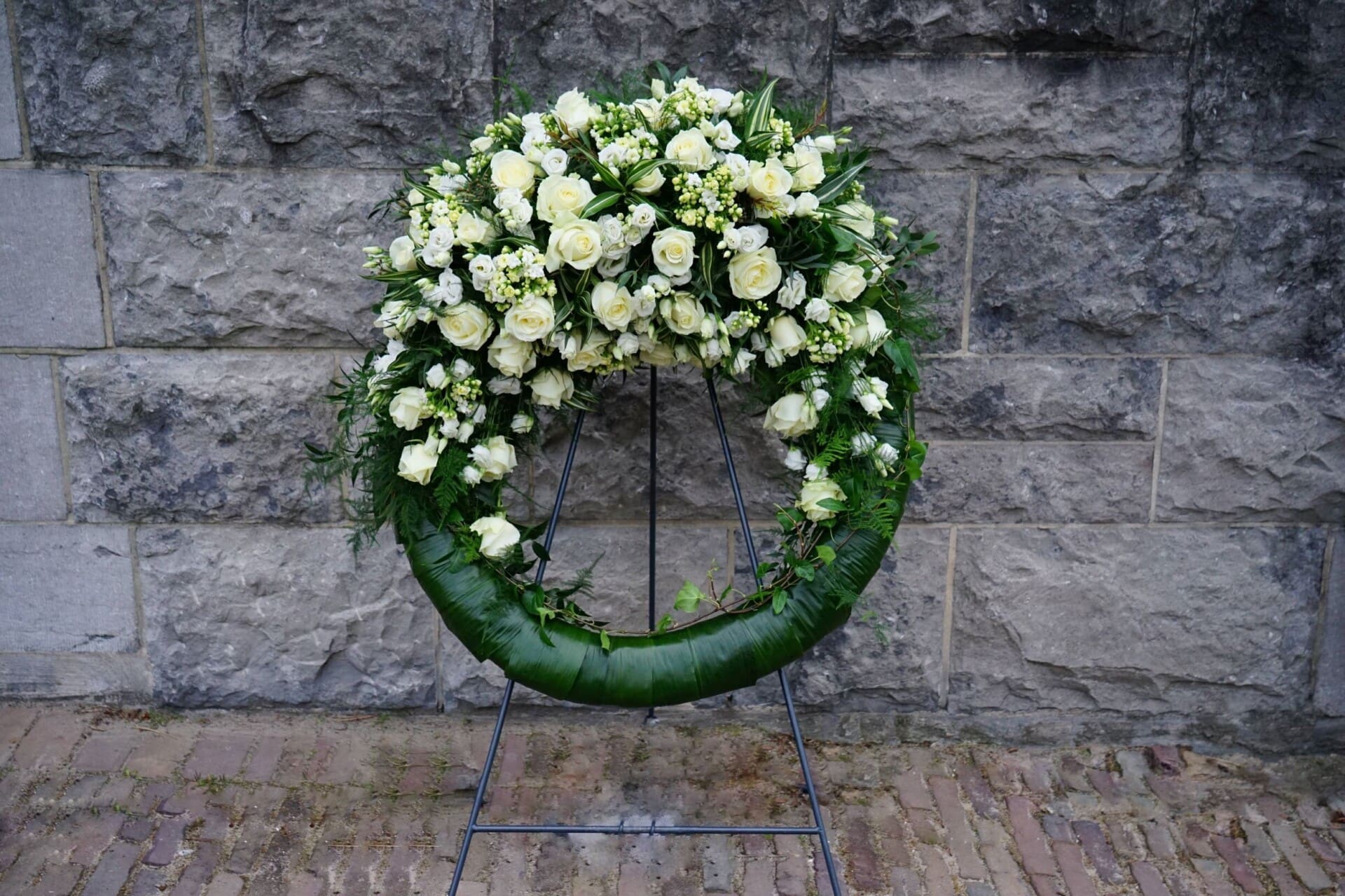 Bloemenkrans. Rouwkrans uit witte bloemen voor uitvaart