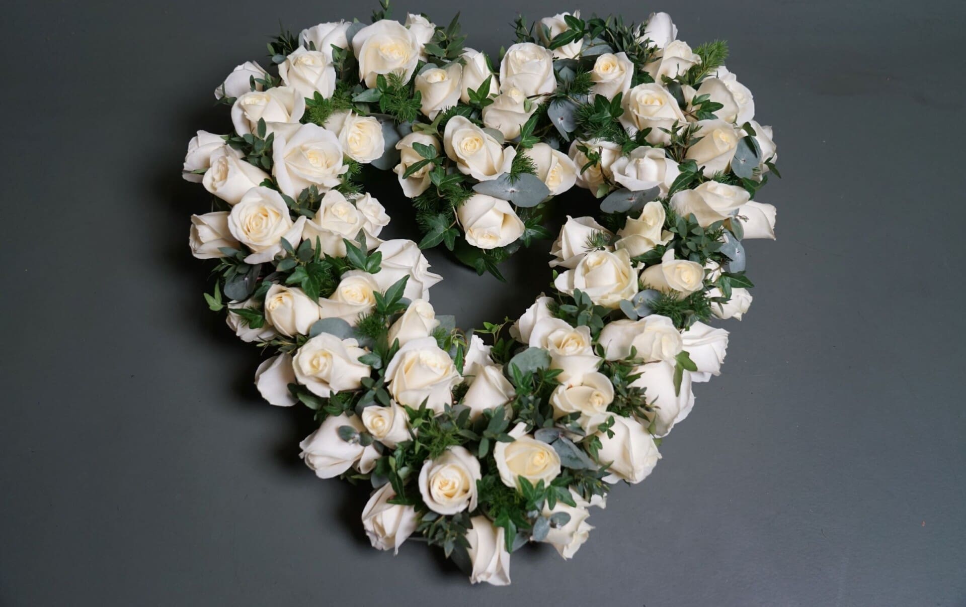 Wit hart. Open gestoken wit hart. Hartvorm uit witte rozen.