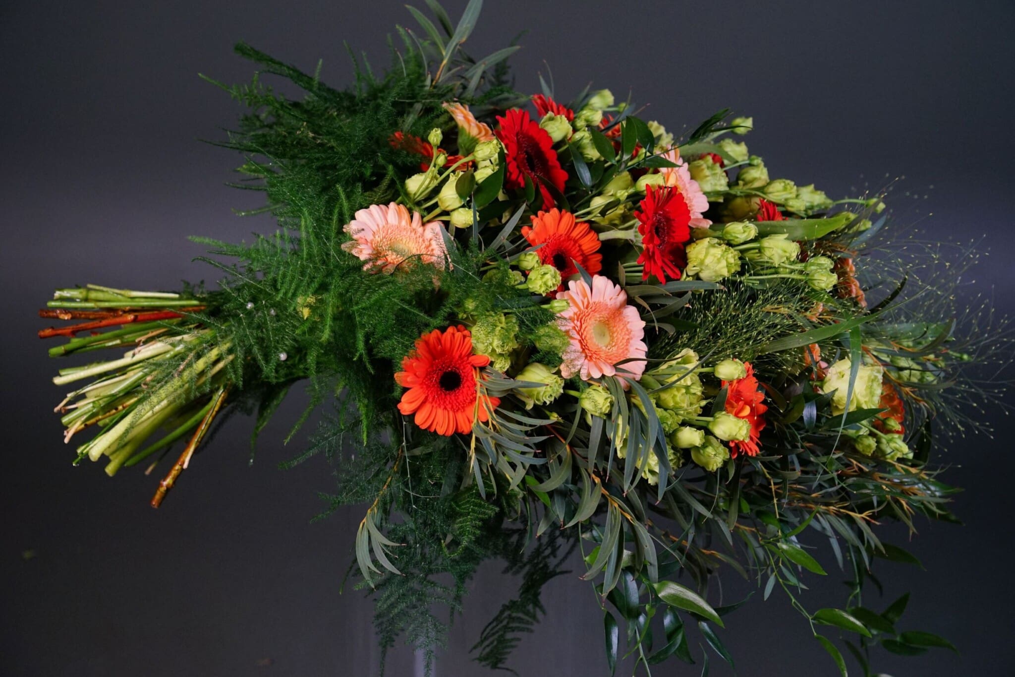 Rouwboeket uit Gerbera's. Eenvoudig rouwboeket uit gemengde bloemen.