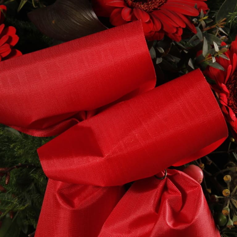 Rouwboeket uit rode rozen