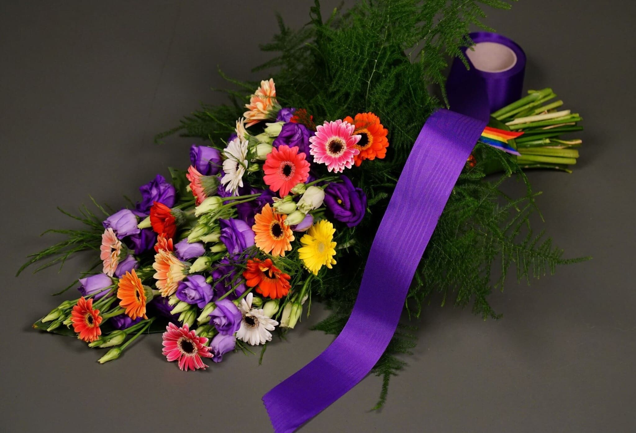 rouwboeket met lint rouwbloemen voor uitvaart in Rotterdam bestellen