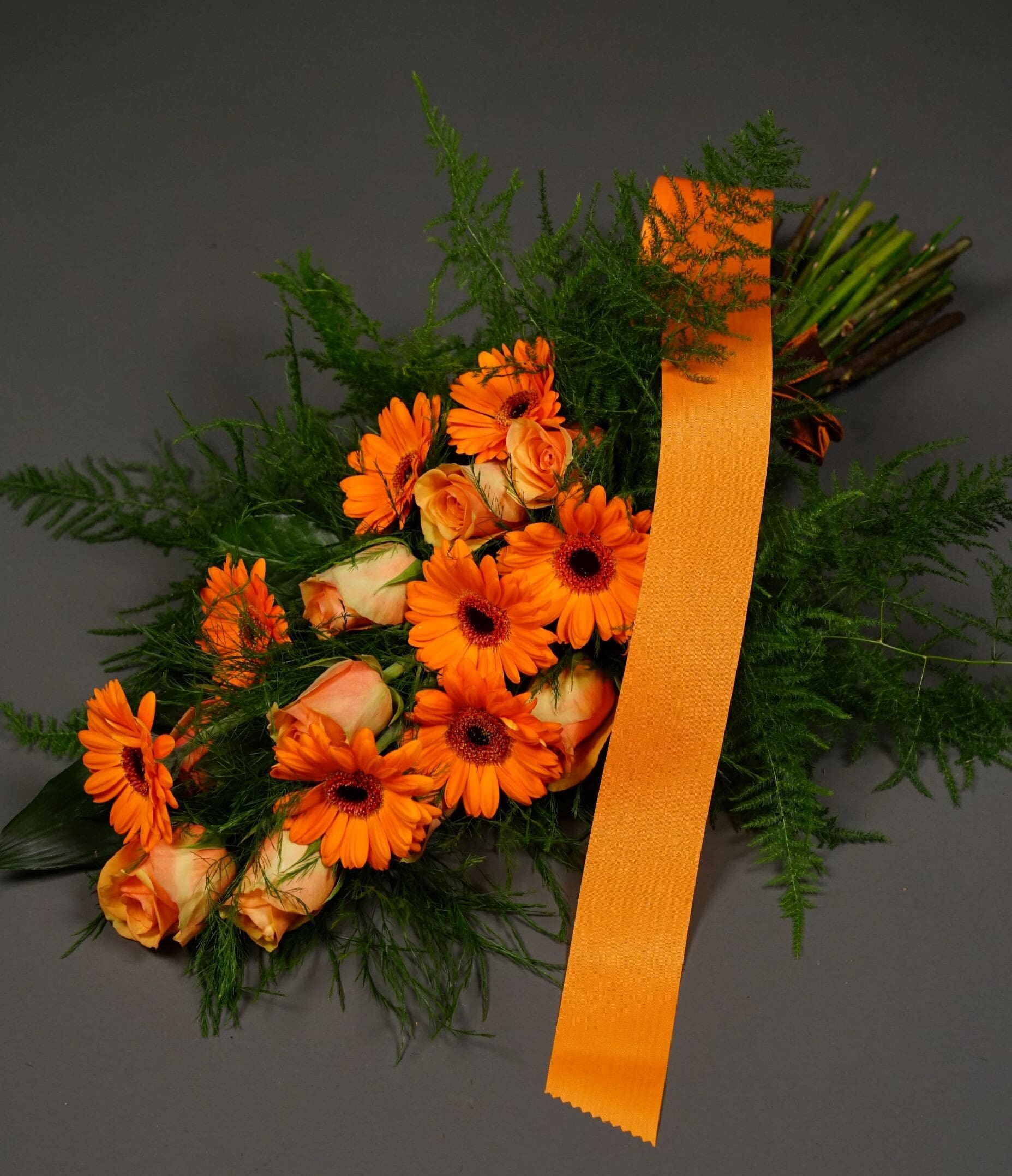 Rouwboeket oranje. Rouwbloemen als boeket gebonden.
