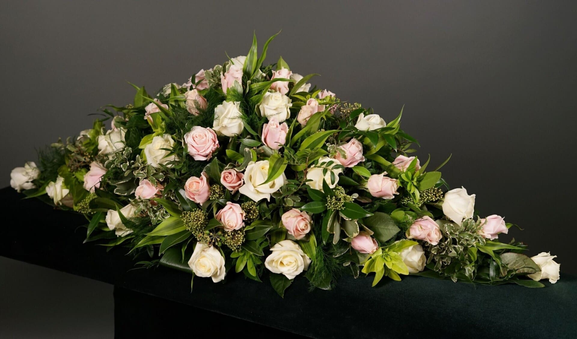 ruit ruitvorm rouwstuk rouwbloemen kiststuk uitvaartbloemen