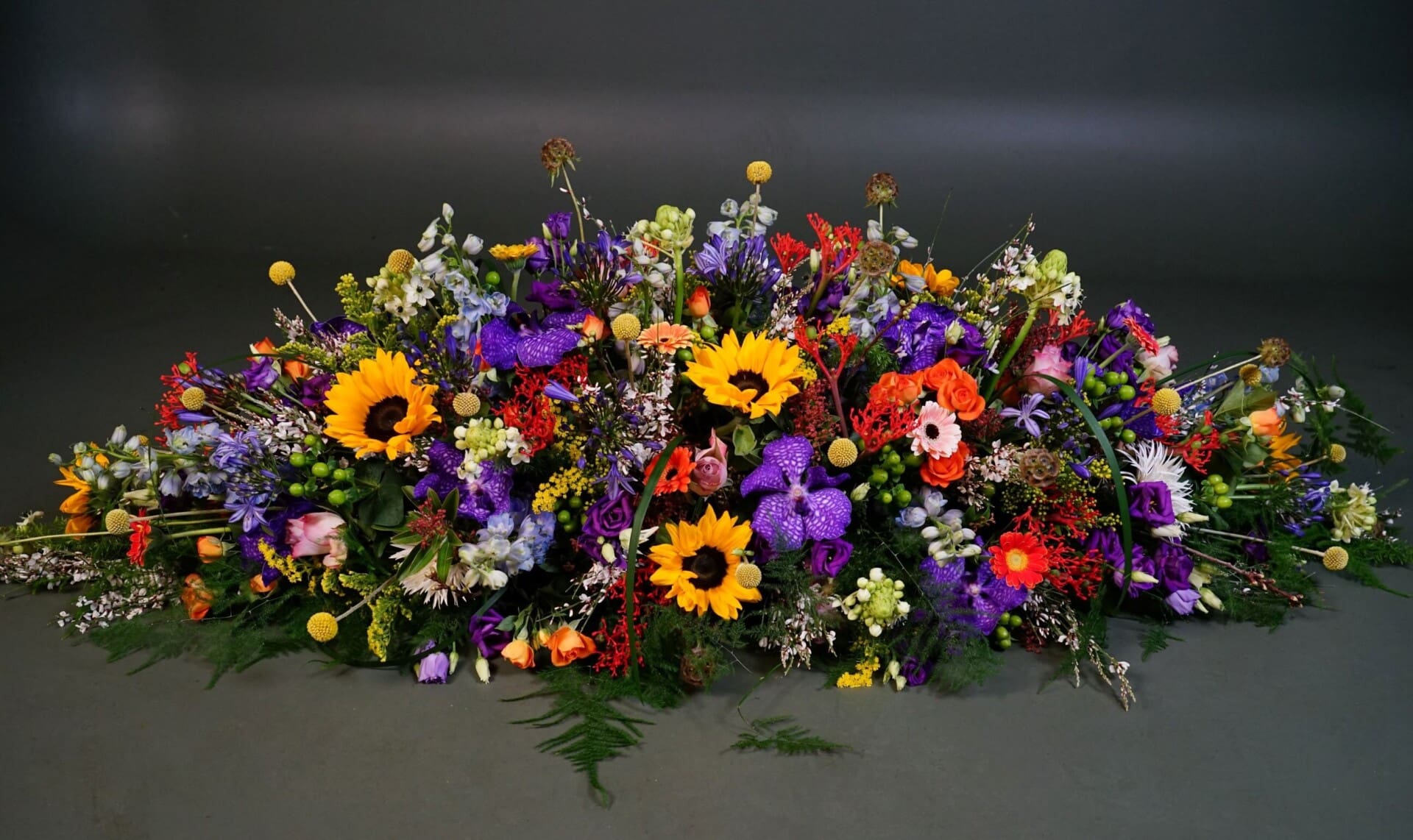 Bloomon kistarrangement uit veldachtig gestoken plukbloemen